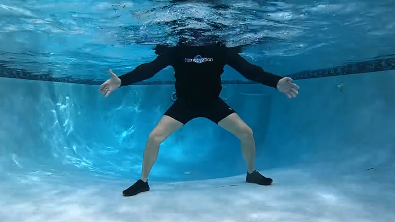 12 Effective Pool Exercises For Seniors with Benefits and Instructions ...