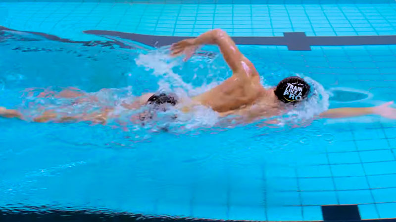 12 Effective Pool Exercises For Seniors with Benefits and Instructions ...